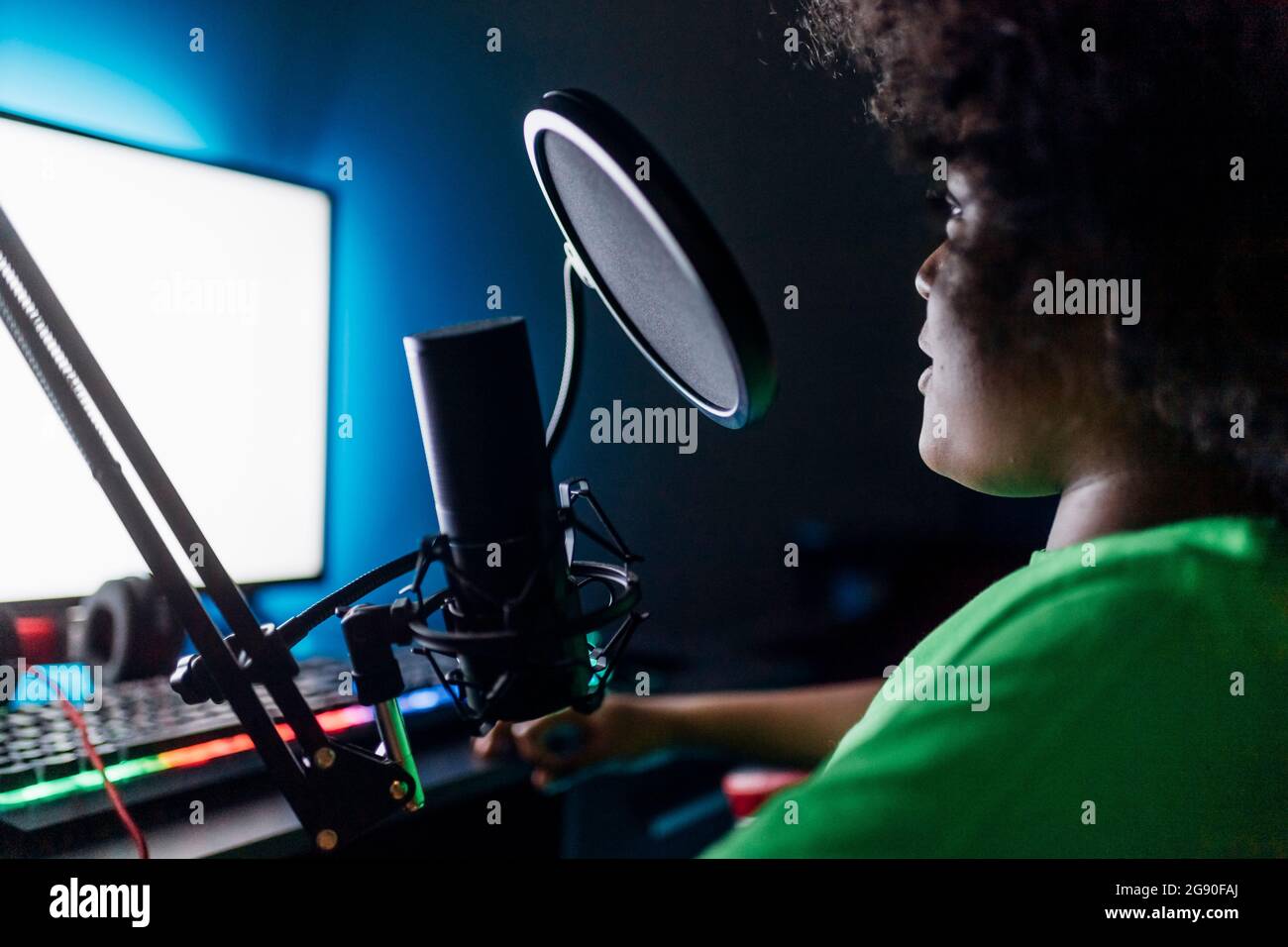 Live streaming child hi-res stock photography and images - Alamy