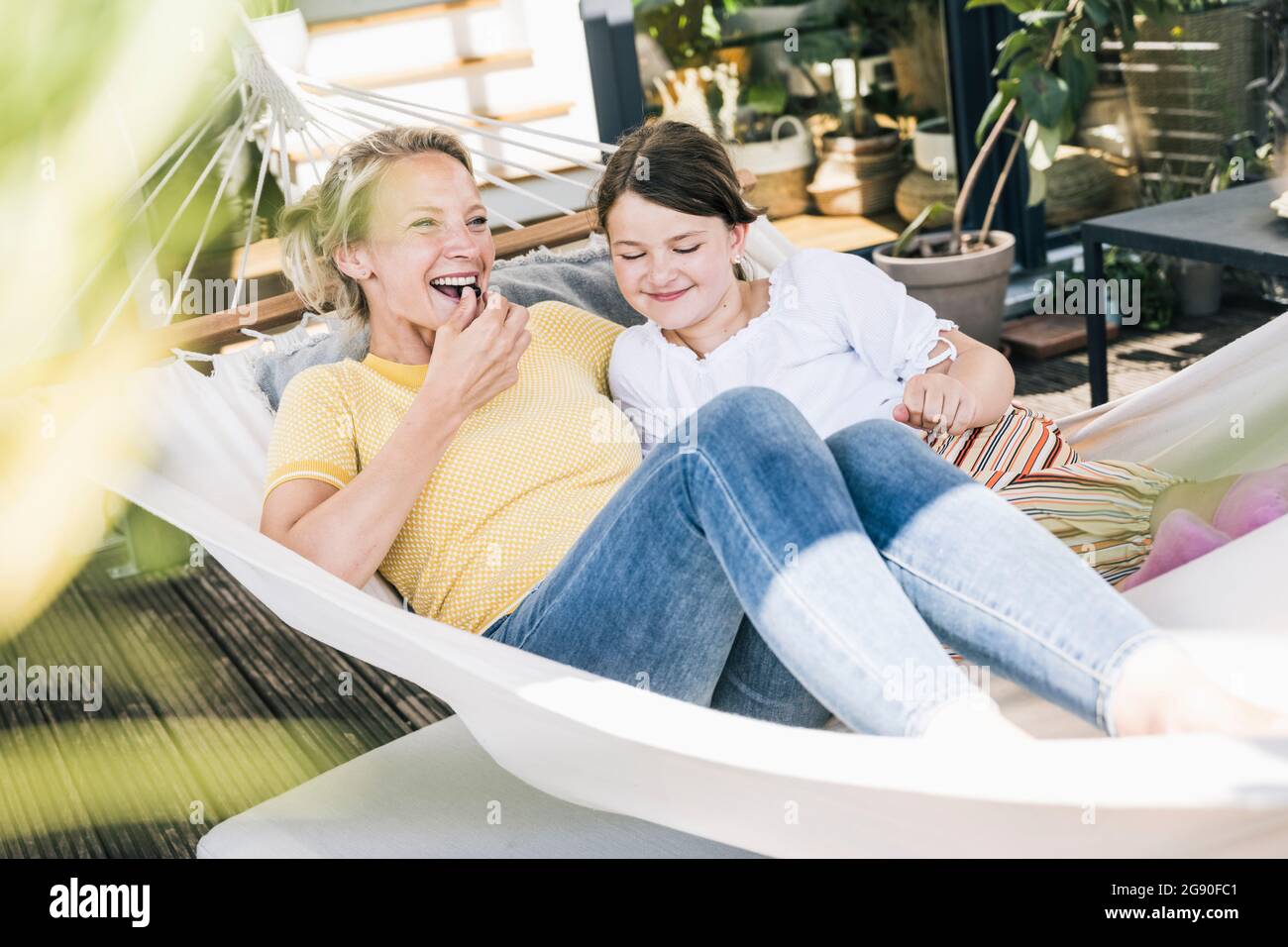 Girl hammock hi-res stock photography and images - Alamy