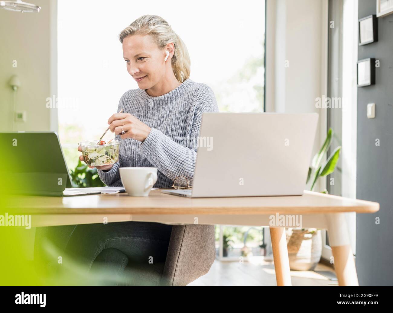 Working person eating hi-res stock photography and images - Alamy