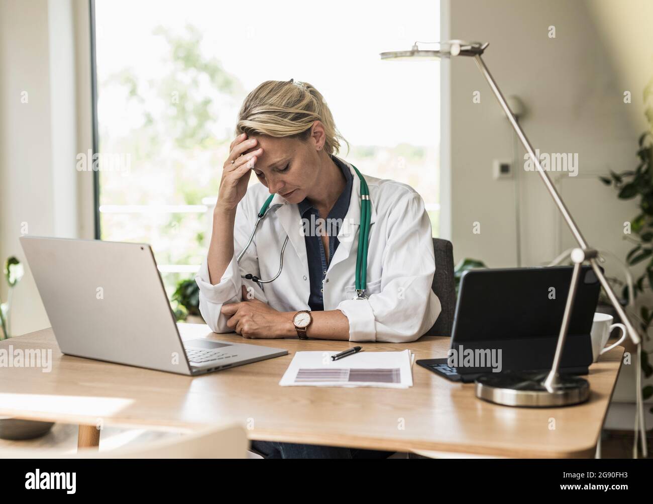 Doctor office desk hi-res stock photography and images - Alamy