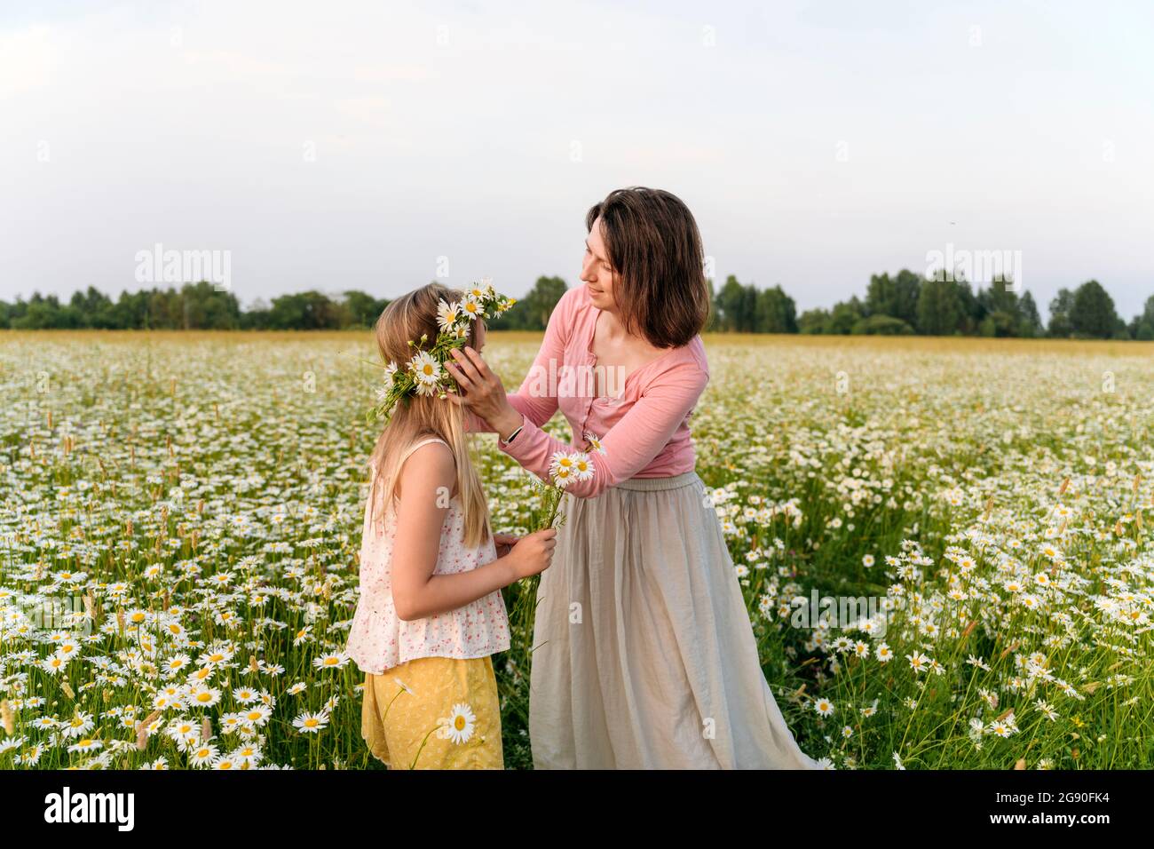 Girl in tiara hi-res stock photography and images - Alamy