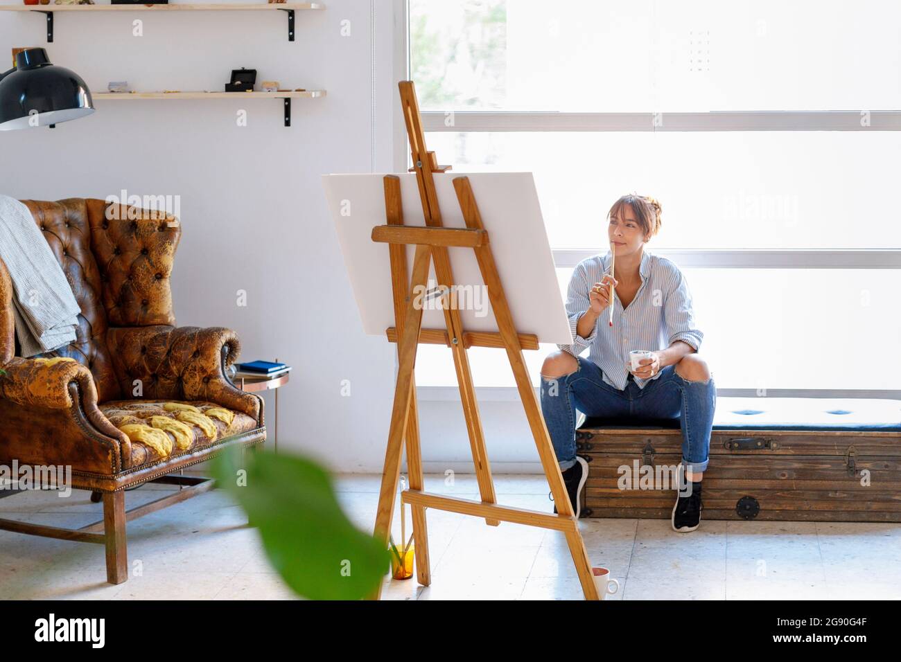 Women looking at painting hi-res stock photography and images - Alamy