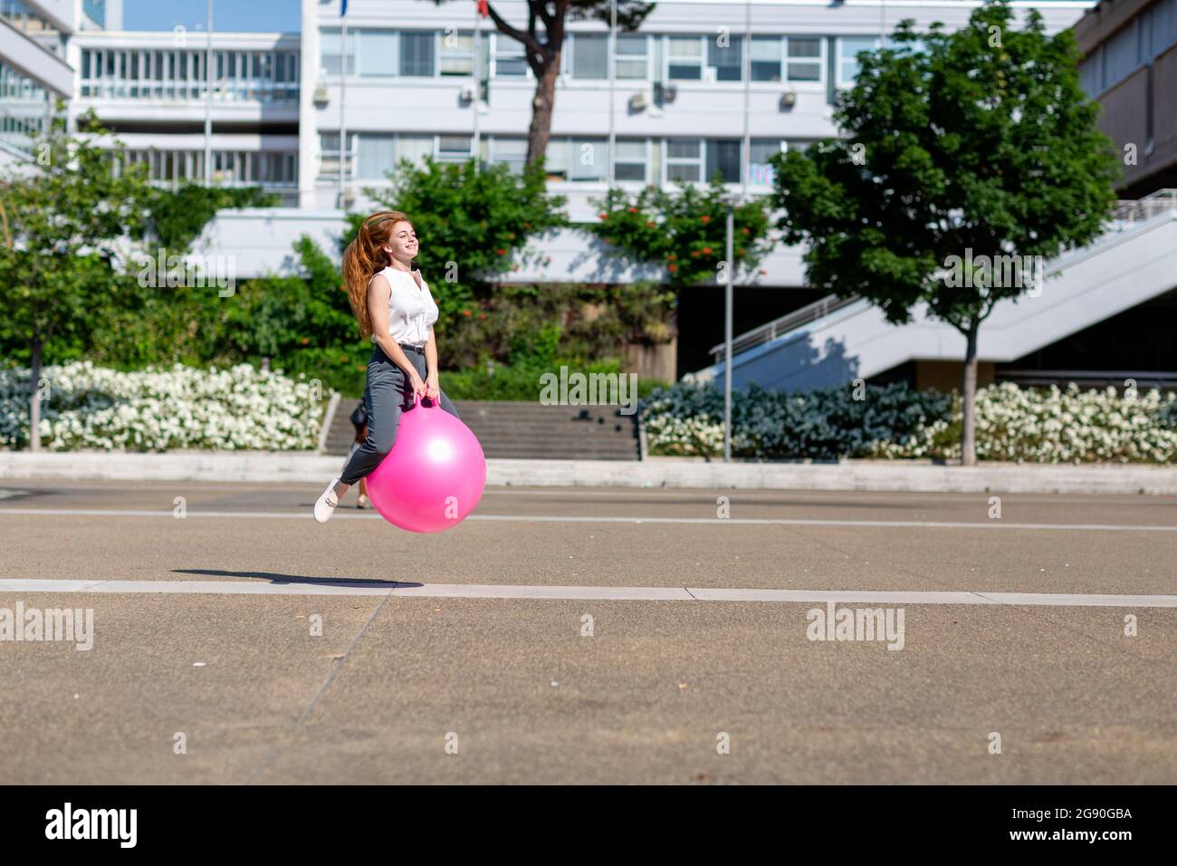 Bouncing the ball hi-res stock photography and images - Alamy