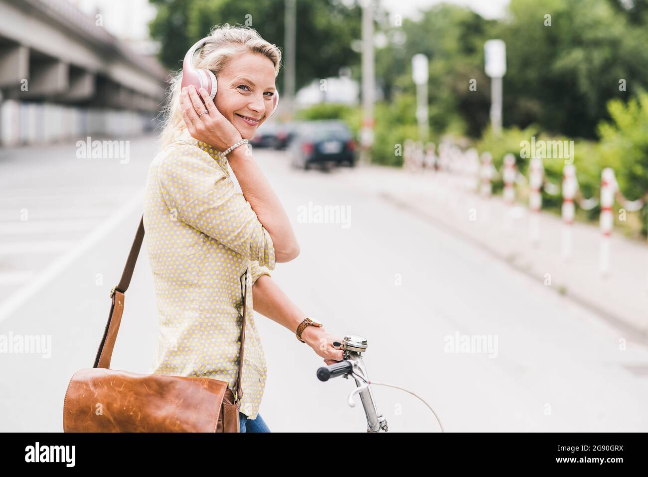 Female woman commuter hi-res stock photography and images - Alamy