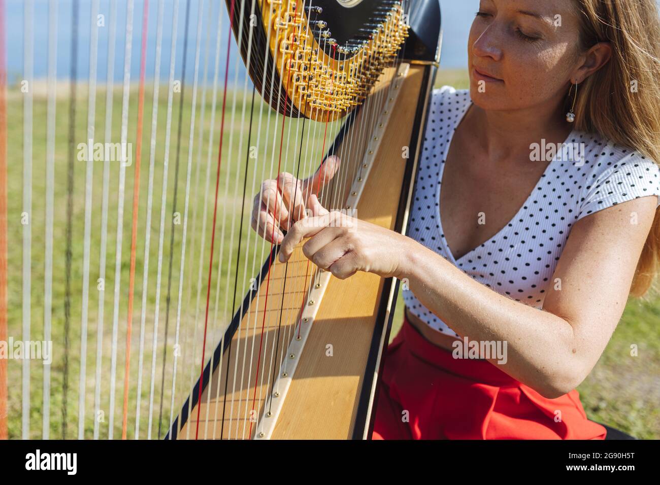 Person playing harp hi-res stock photography and images - Alamy