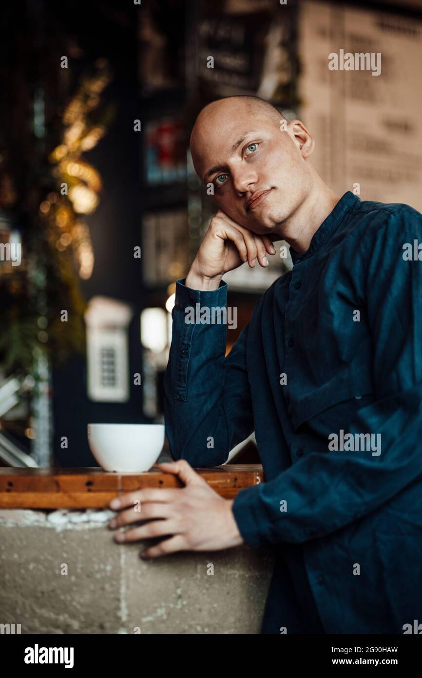 Leaning counter hi-res stock photography and images - Alamy