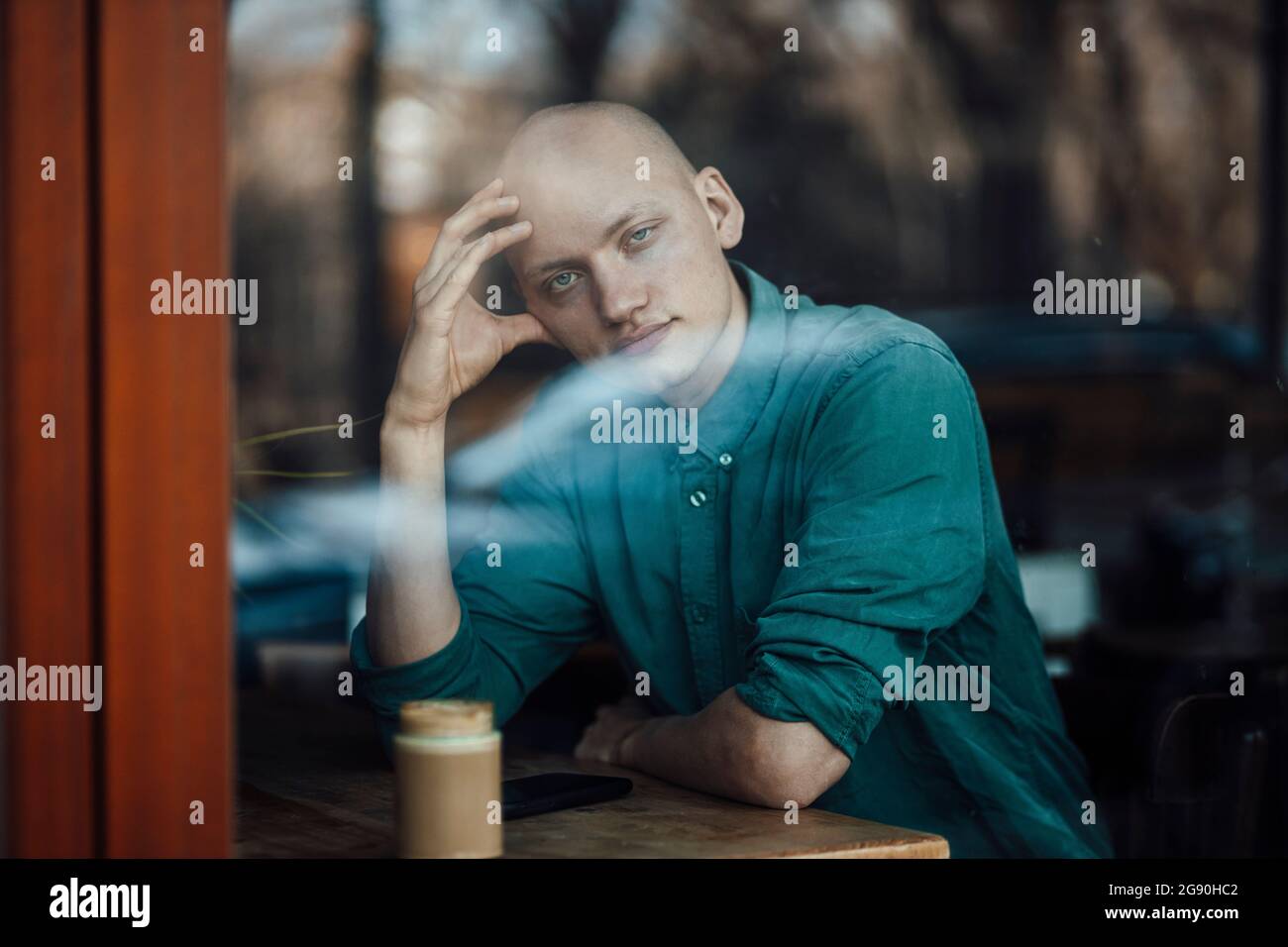 Person staring at the window hi-res stock photography and images - Alamy