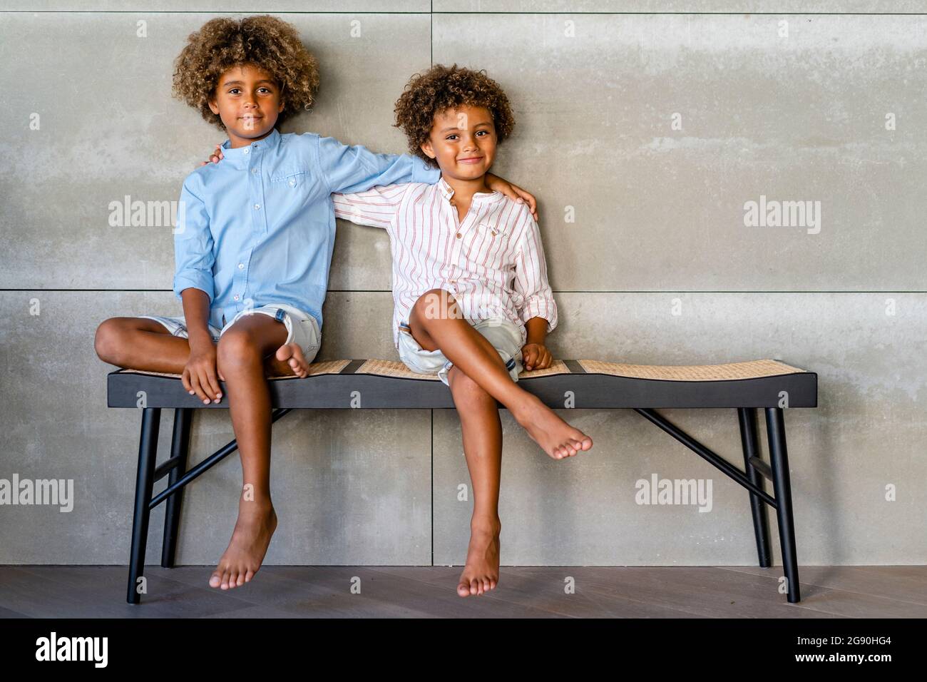 Children arm around shoulder hi-res stock photography and images - Alamy