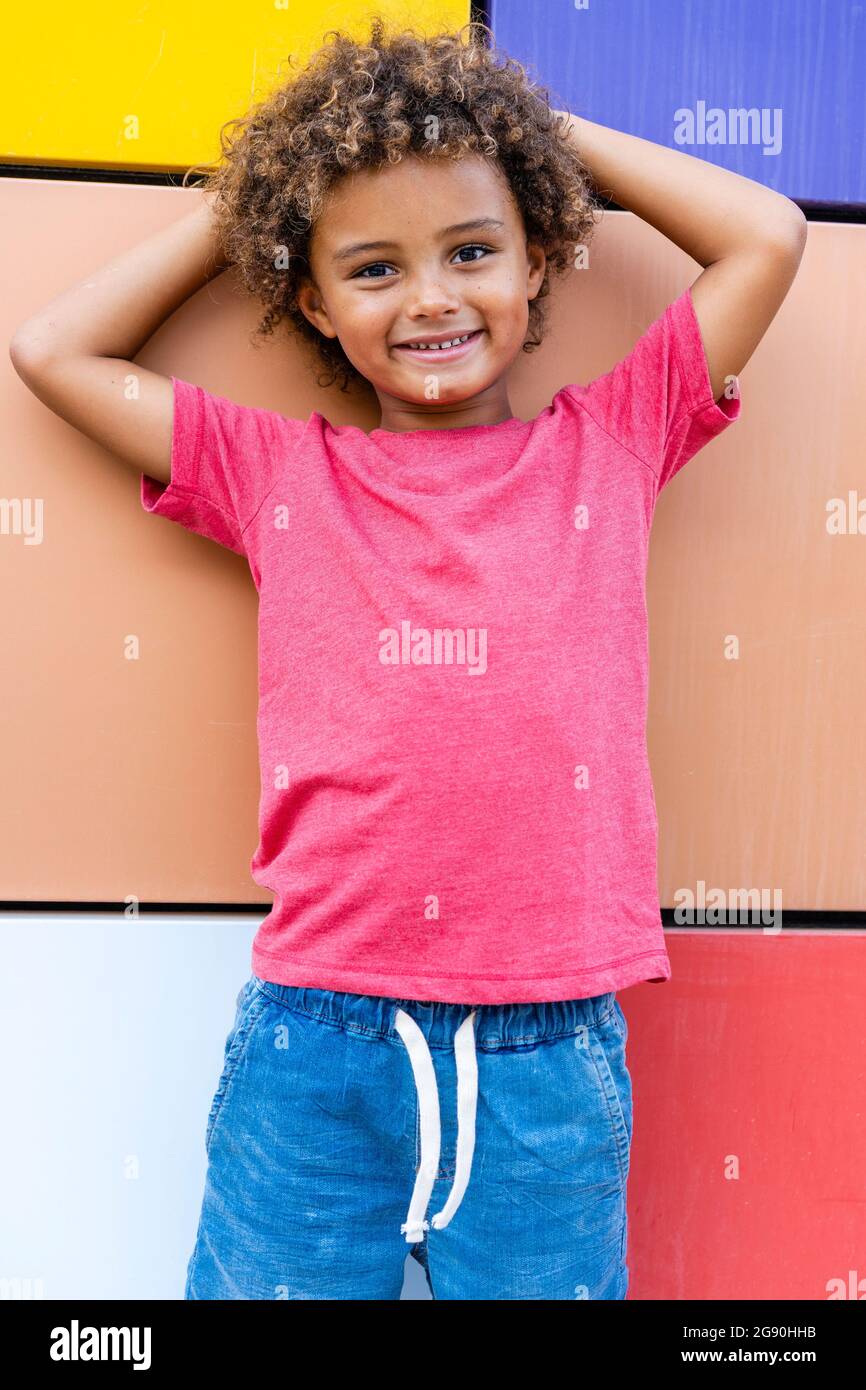 Three mixed raced children hi-res stock photography and images - Alamy