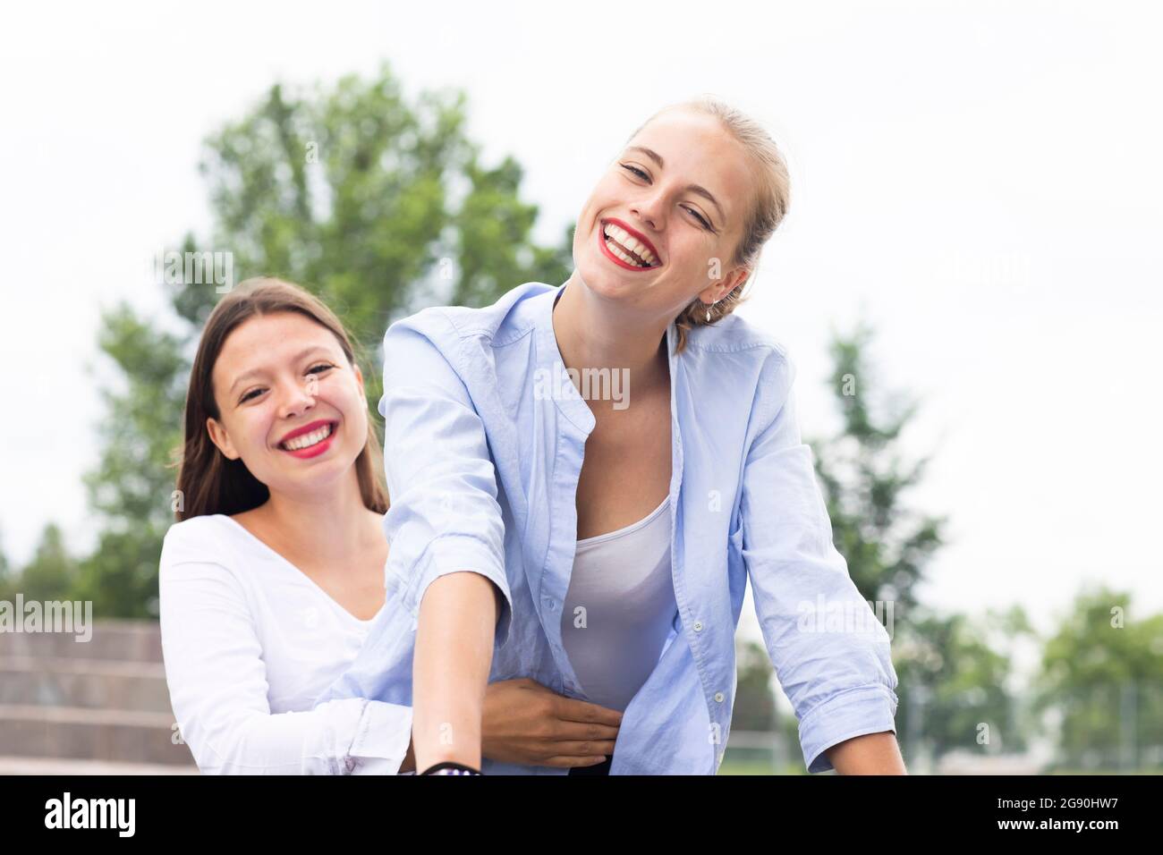 Female friends activity hi-res stock photography and images - Alamy