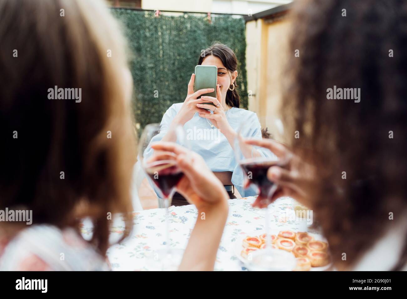 Group multiethnic friends sitting table hi-res stock photography and ...
