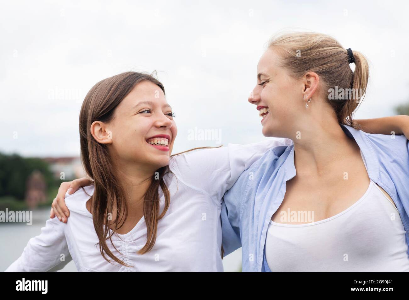 Arm around waist hi-res stock photography and images - Alamy