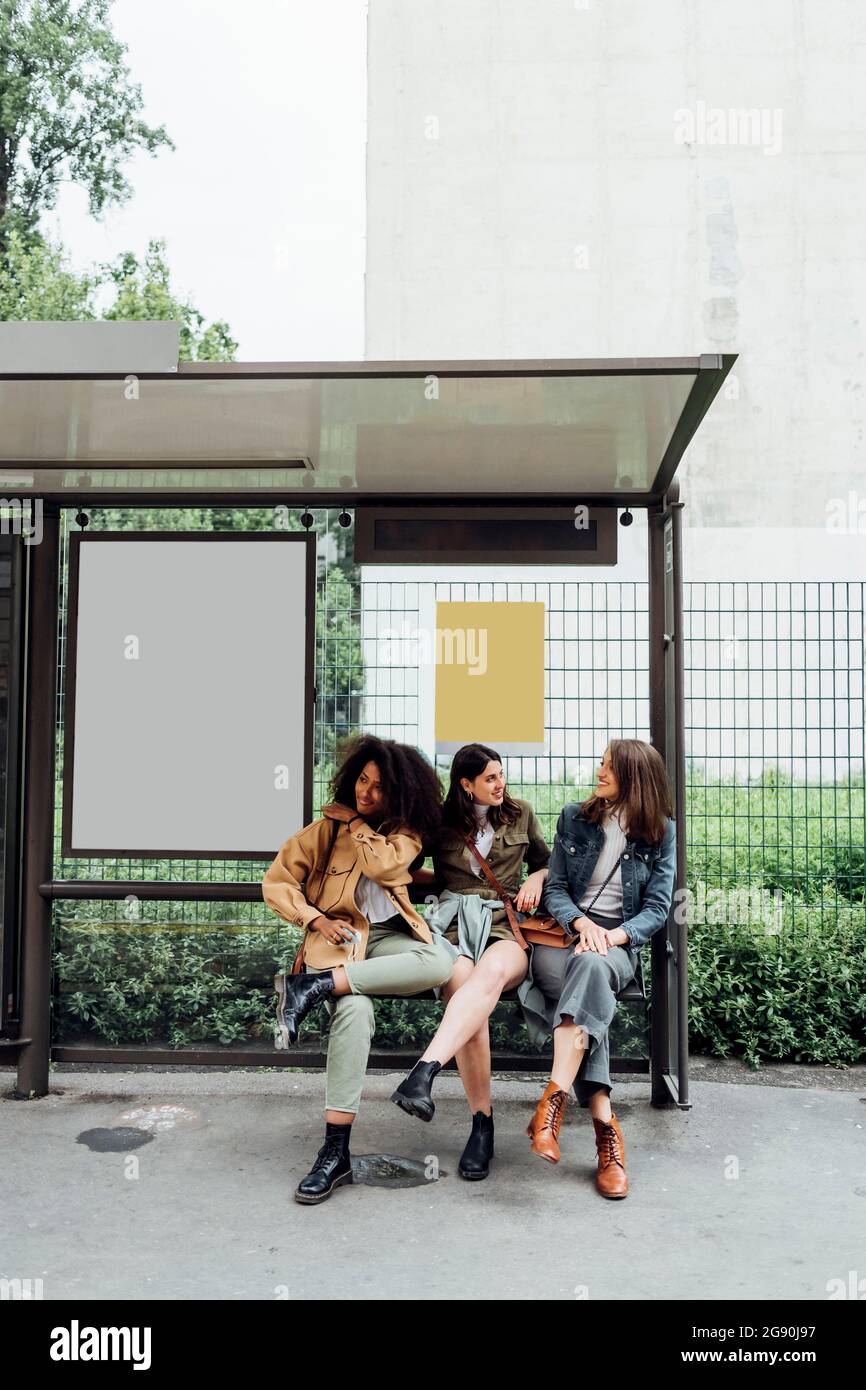Women at bus stop hi-res stock photography and images - Alamy
