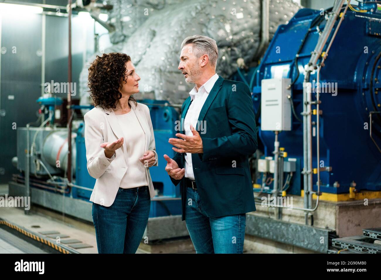 Colleague standing discussion hi-res stock photography and images - Alamy