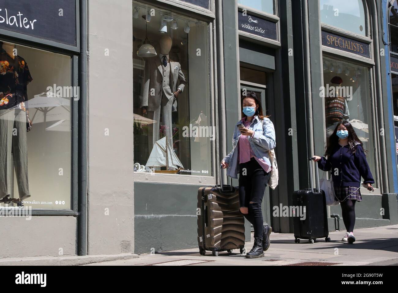Women wearing face masks as a precaution against the spread of covid-19 ...