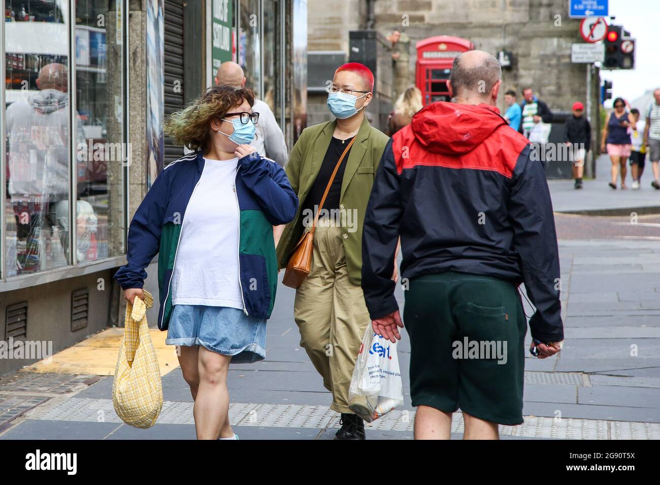 Women wearing face masks as a precaution against the spread of covid-19 ...