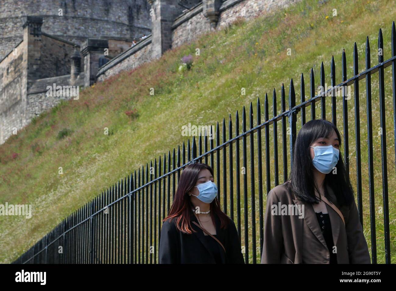 Women wearing face masks as a precaution against the spread of covid-19 ...