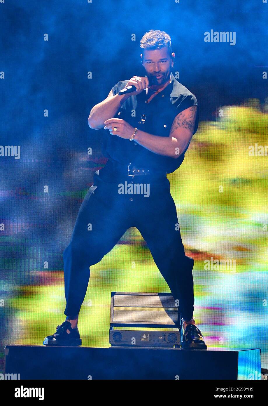 Ricky martin premios juventud 2021 hi-res stock photography and images ...