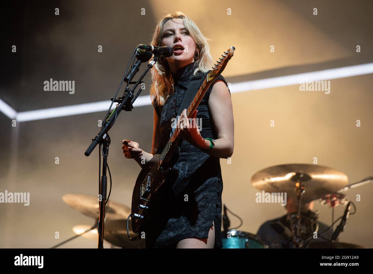 Ellie rowsell on stage hi-res stock photography and images - Alamy
