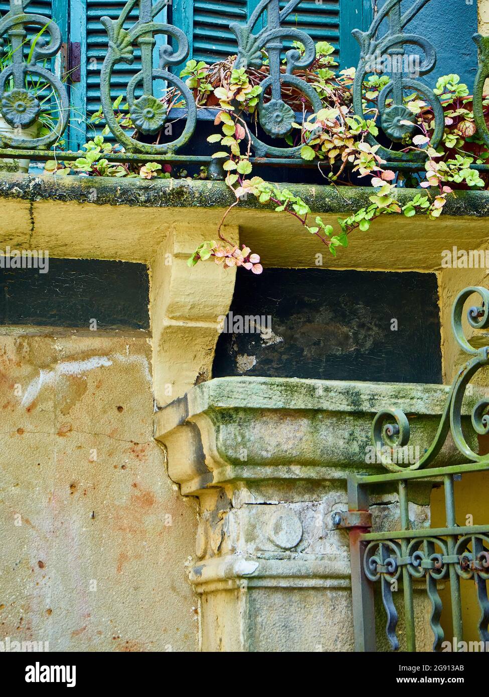Old building balcony stone fence hi-res stock photography and images ...