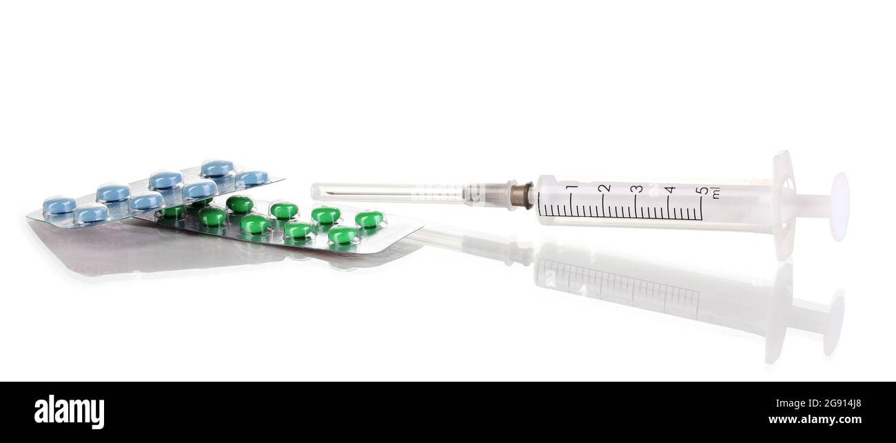 Syringe and tablets isolated on white Stock Photo - Alamy