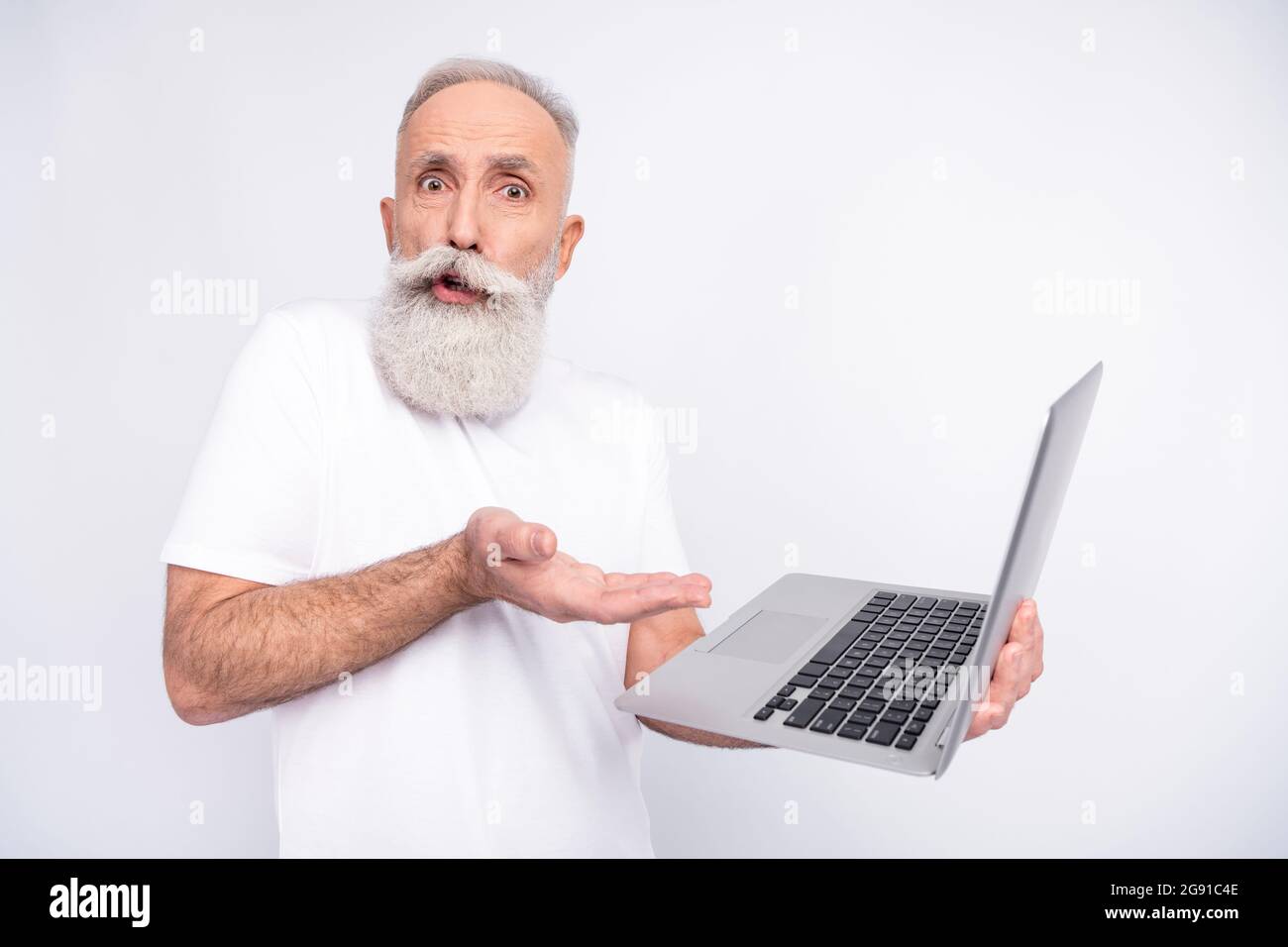 Old man confused computer hi-res stock photography and images - Alamy