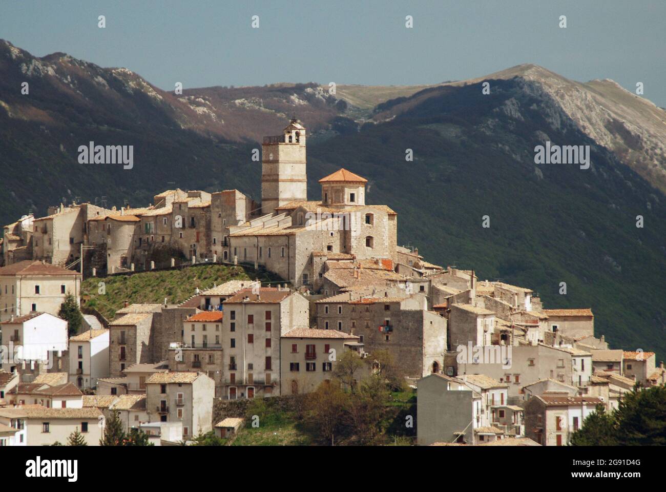 Castel del Monte in Abruzzo is a beautiful village which covers the top ...