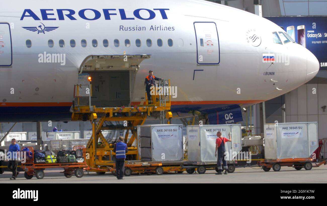 Unloading Plane from the Cargo and Luggage Stock Photo - Alamy