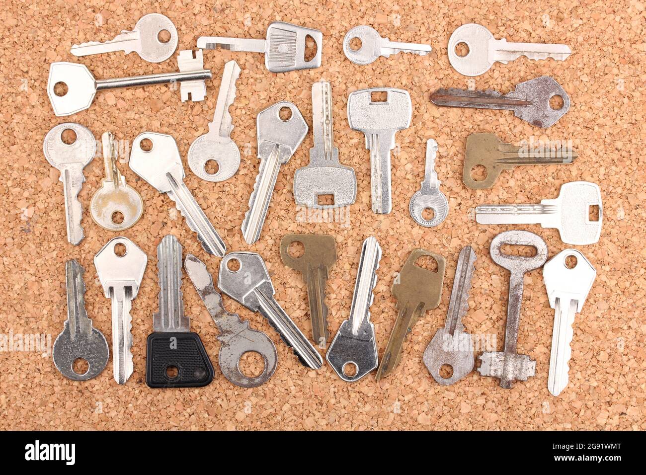 Keys on cork background Stock Photo - Alamy