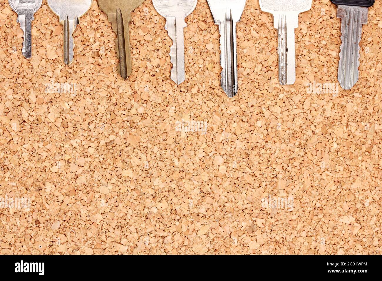 Keys on cork background Stock Photo - Alamy