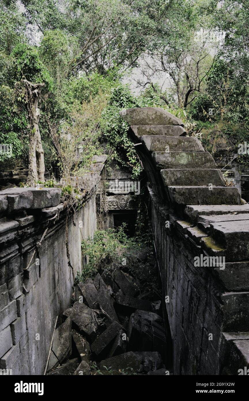 Cambodian Temple, Old, Overgrown Stone Passage with Roof in Ruins Stock ...