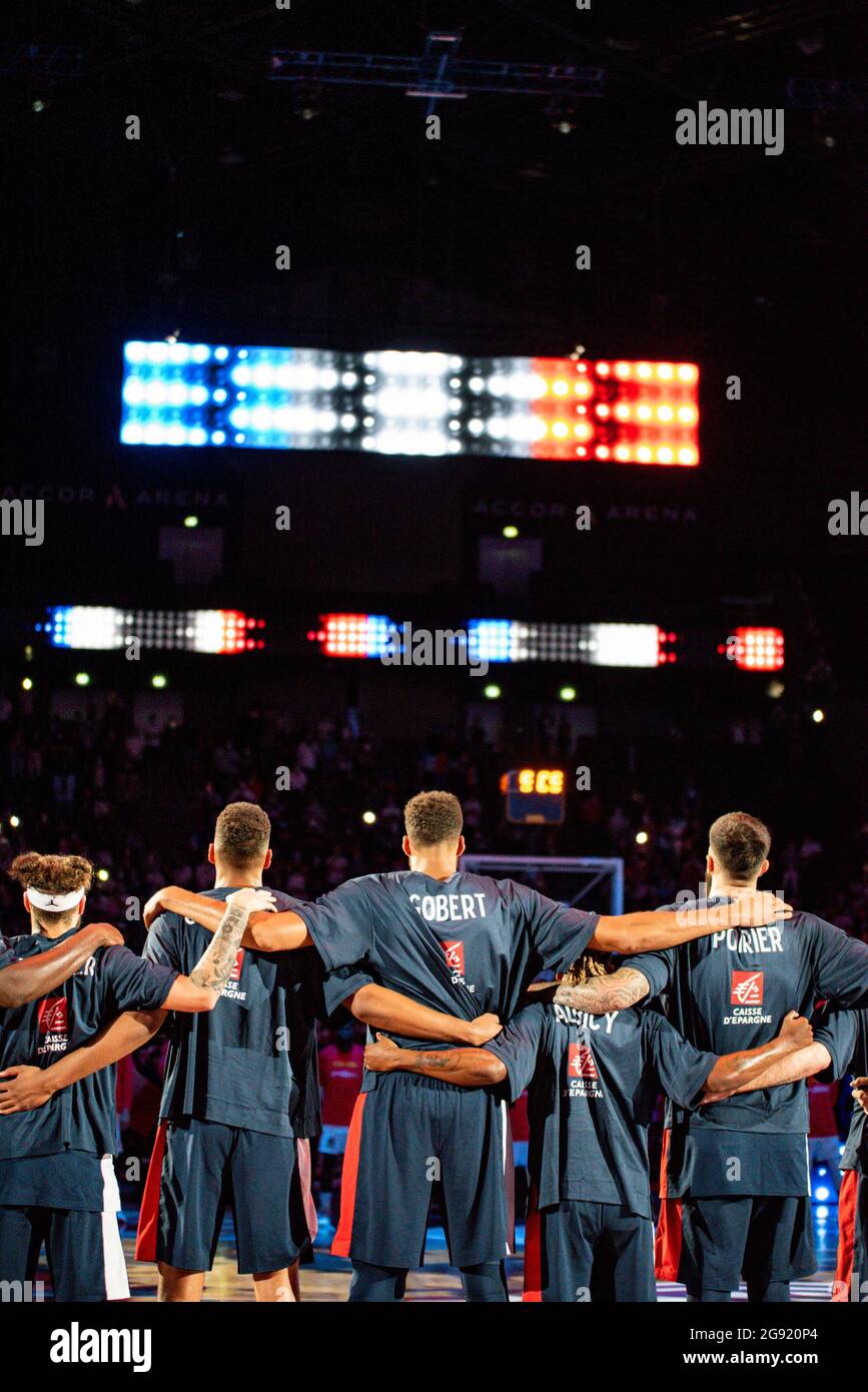 Mens basketball friendly game hi-res stock photography and images - Alamy