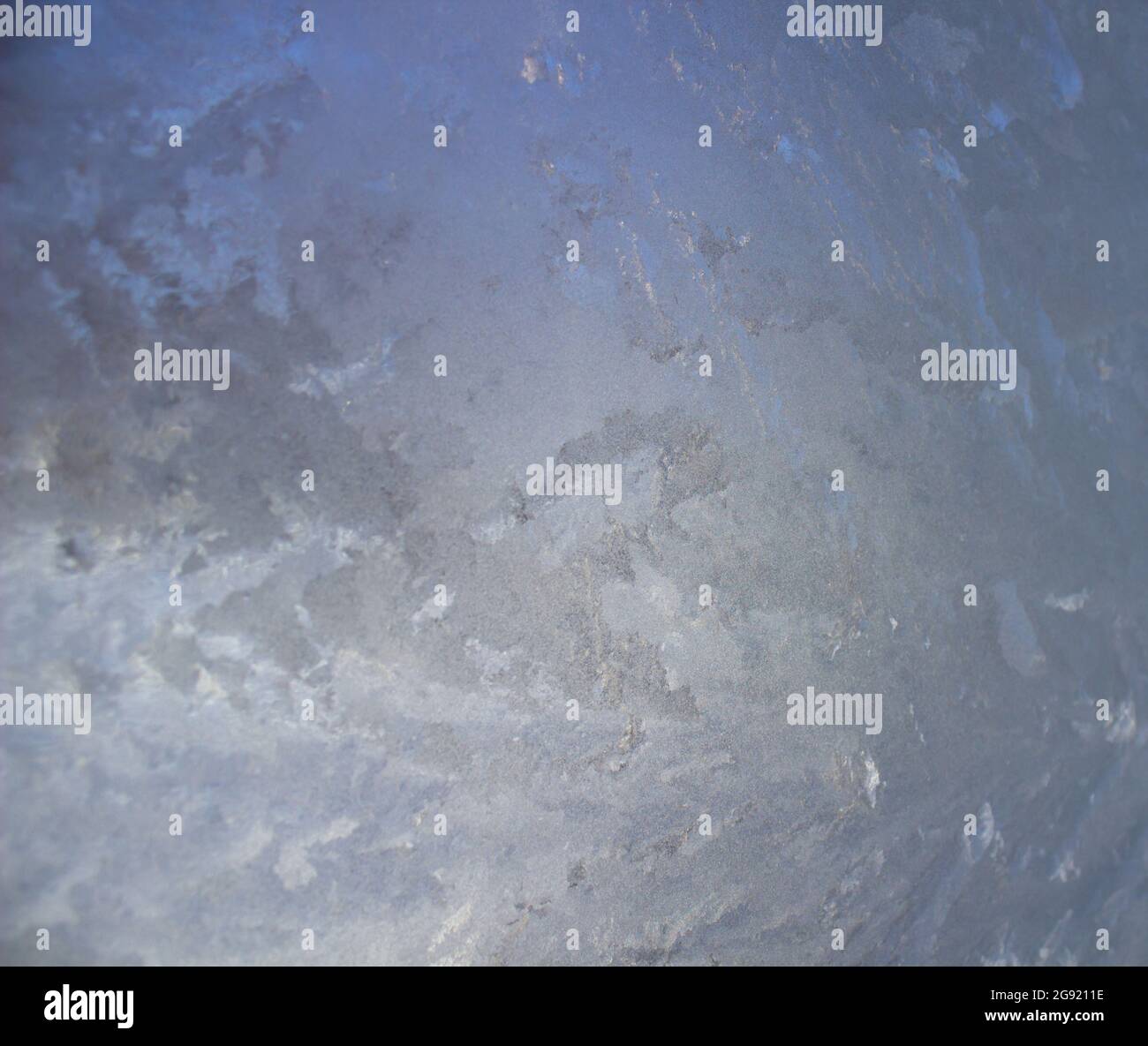 Textured frost patterns on the glass. A cold frosty day in winter Stock ...