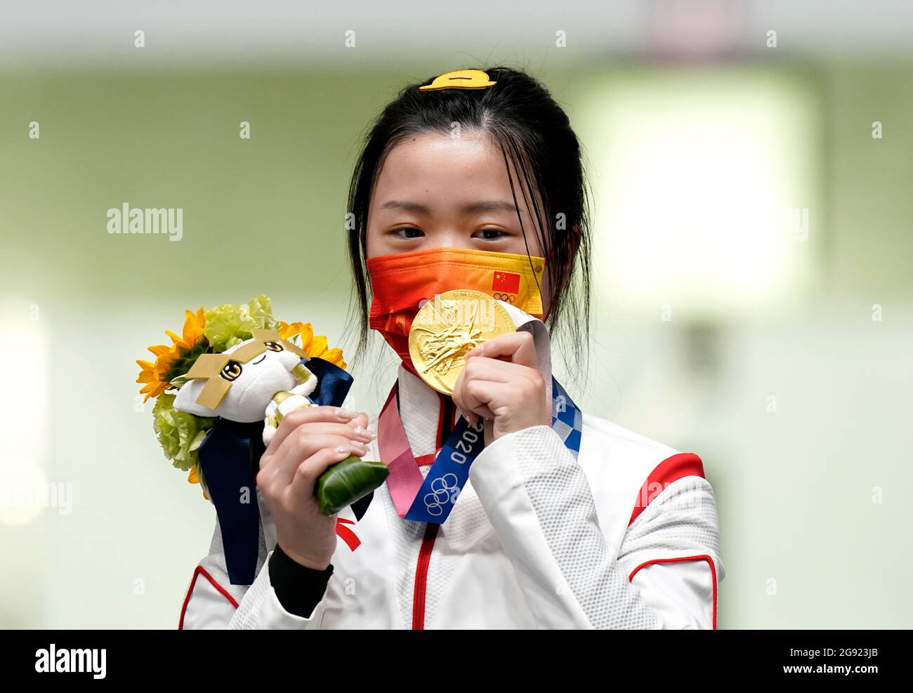 China's Qian Yang celebrates with her gold medal after winning the 10m ...