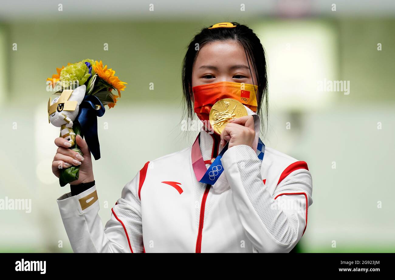 China's Qian Yang celebrates with her gold medal after winning the 10m ...