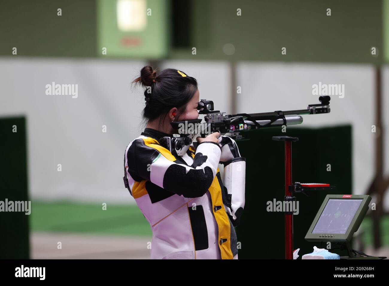 Tokyo japan japan shooting rifle hi-res stock photography and images ...