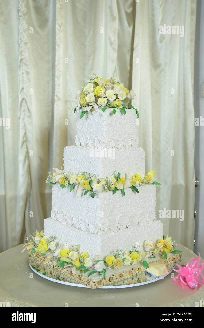 Wedding Cake Icing Stock Photo - Alamy