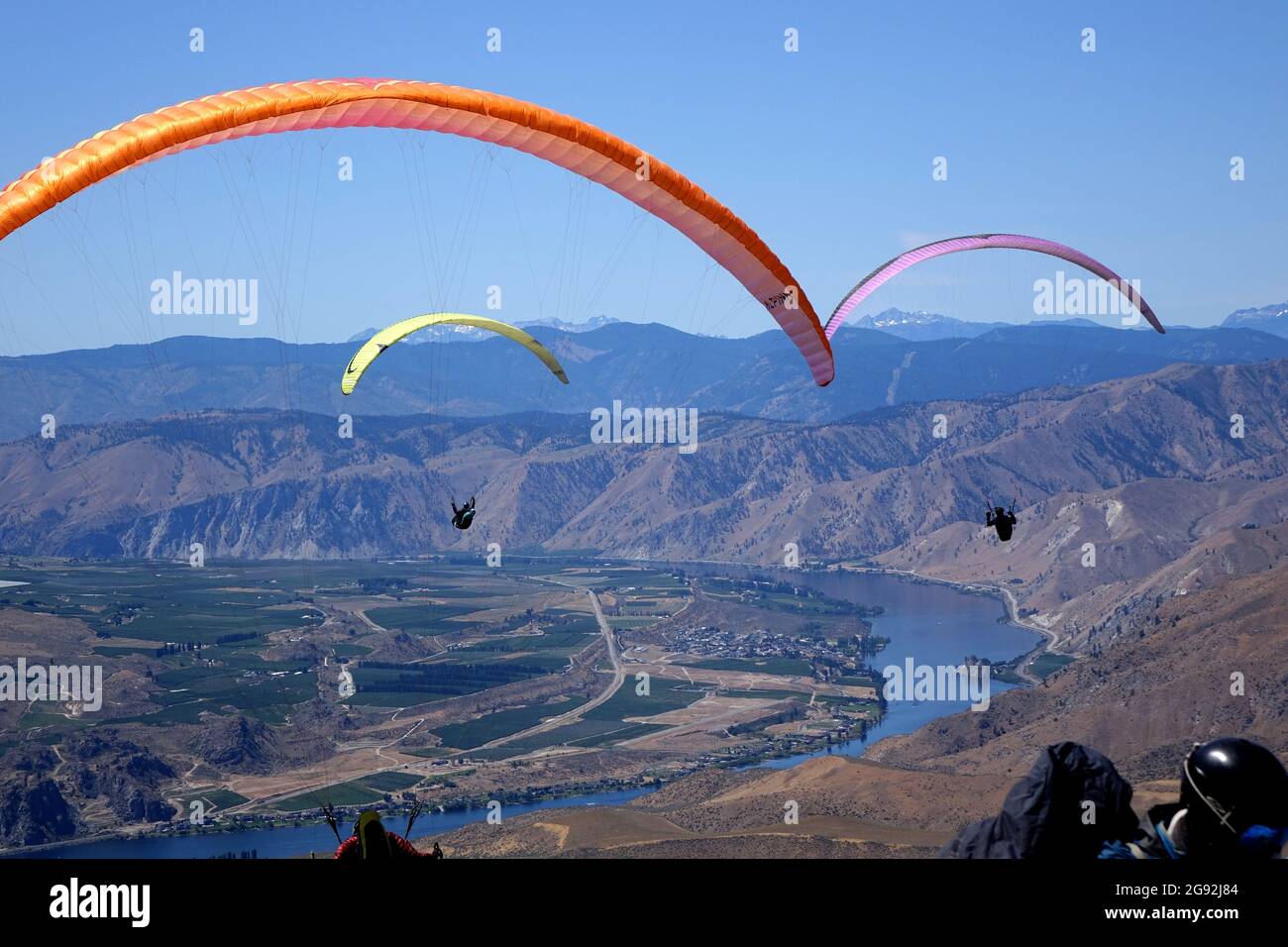 Paraglider pilots competing in the 2021 Paragliding Open in Chelan ...