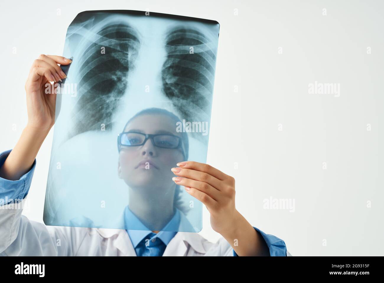 Medical female doctor study xray hi-res stock photography and images - Alamy