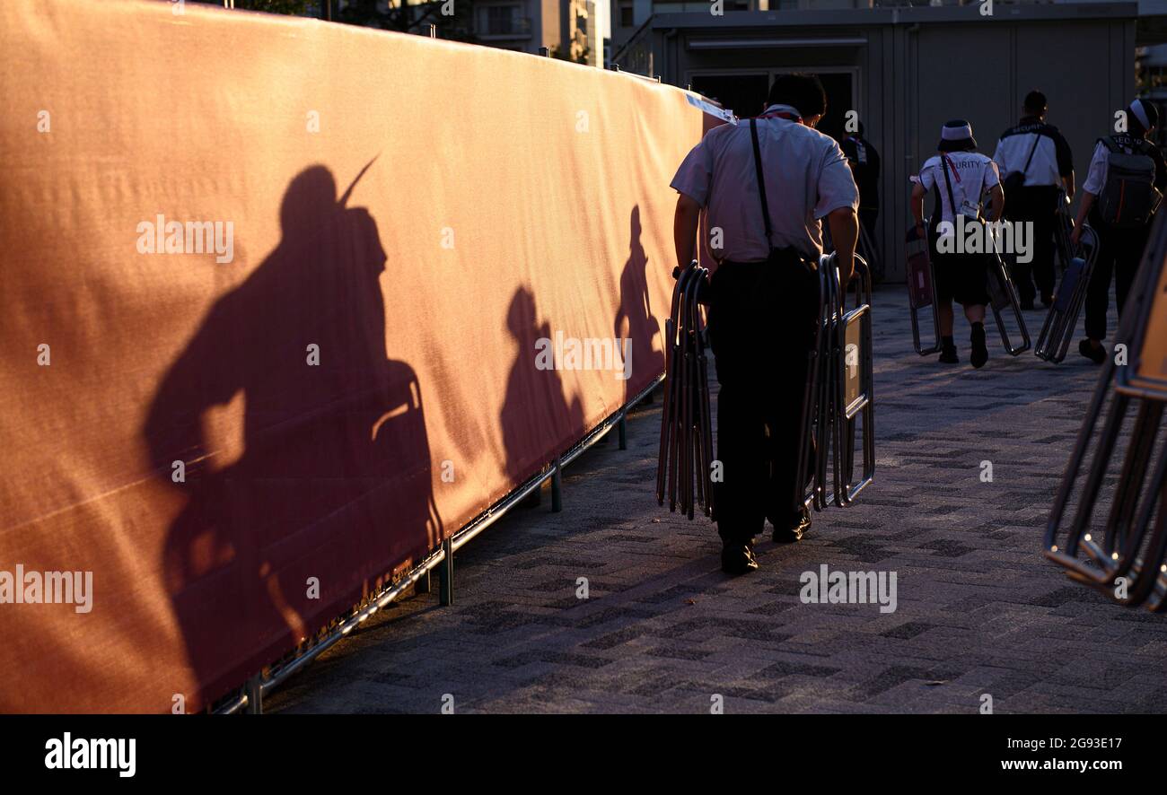 Journalists and photographers go to the stadium in the evening light ...