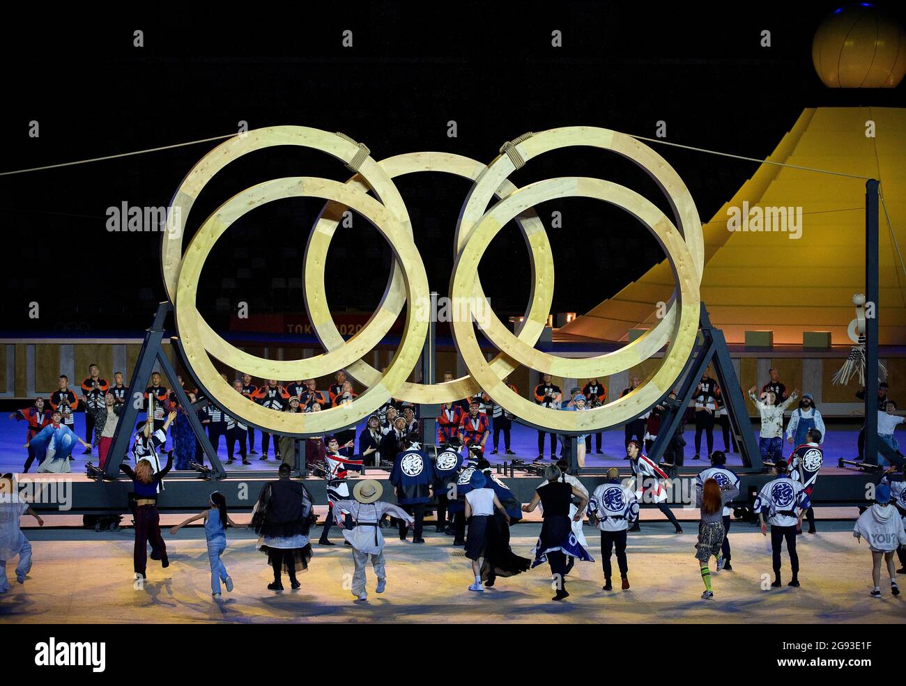 Choreography, the wooden Olympic rings are set up, dancing to dance ...