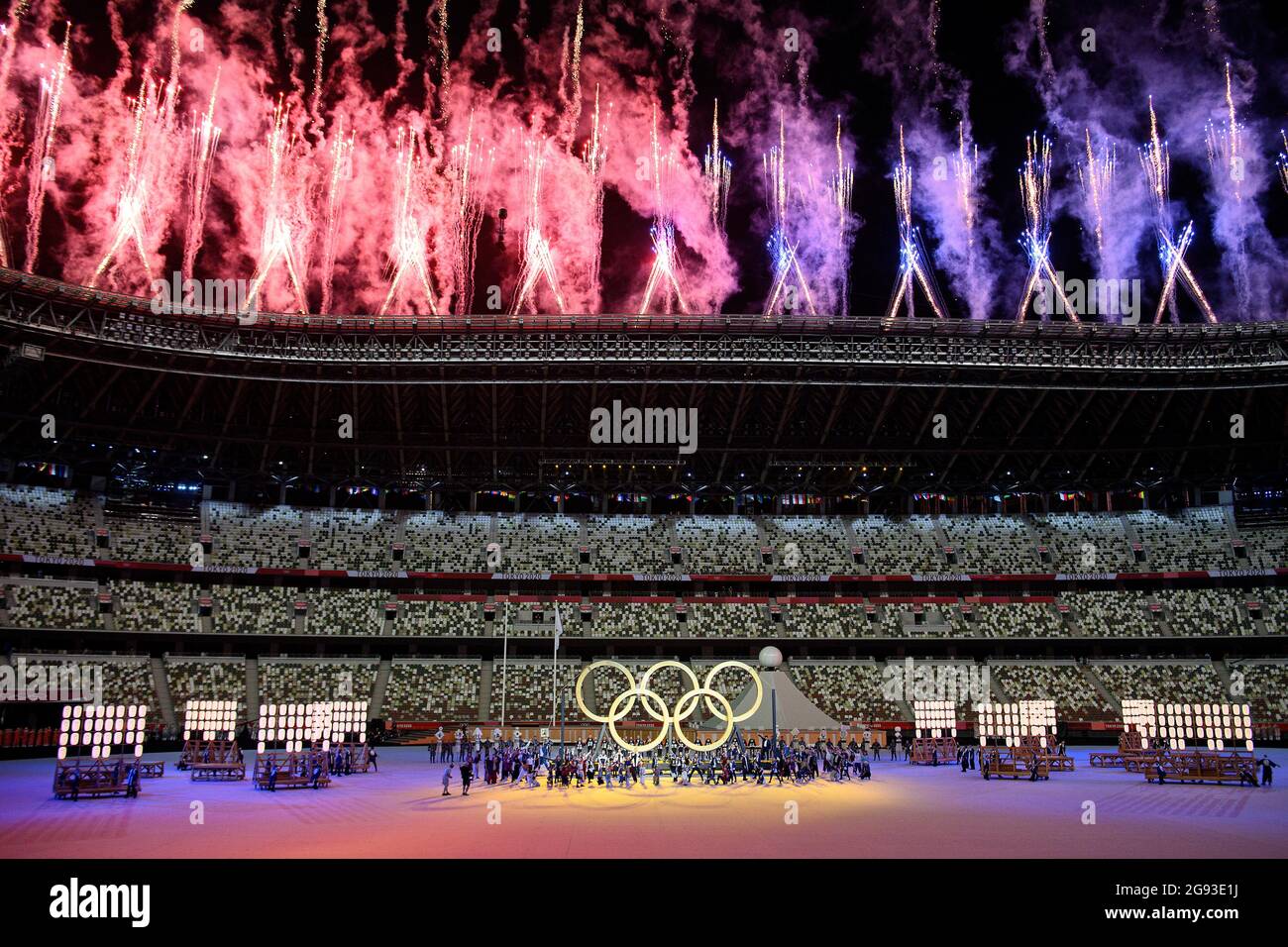 Choreography, the wooden Olympic rings are set up, dancing, overview ...