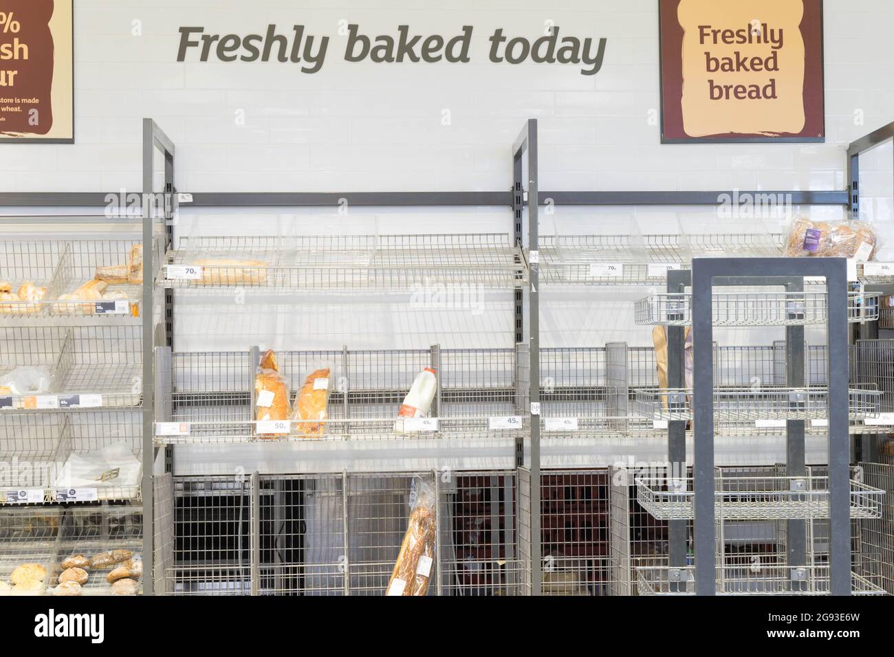 Supermarket bread shelves hi-res stock photography and images - Alamy