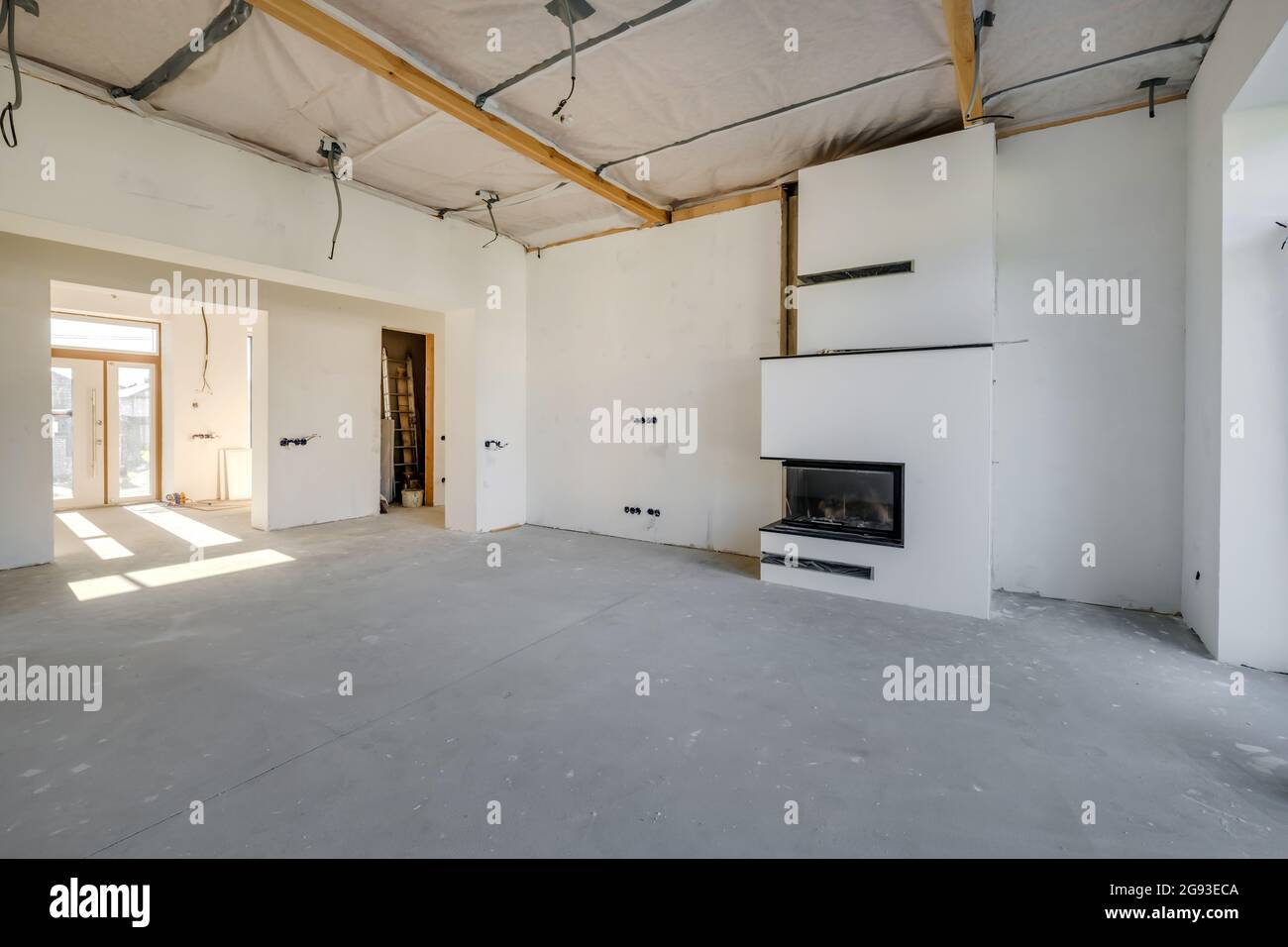 Empty unfurnished room with minimal preparatory repairs. interior with ...