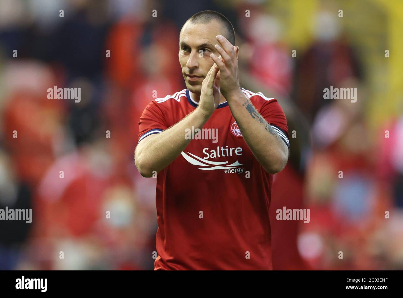 Scott Brown of Aberdeen applauds the fans after the UEFA Europa ...