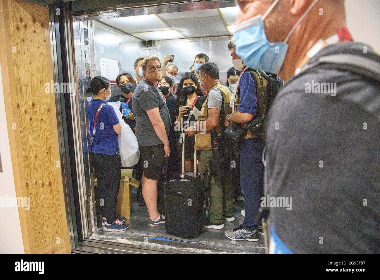 Full elevator japan hi-res stock photography and images - Alamy