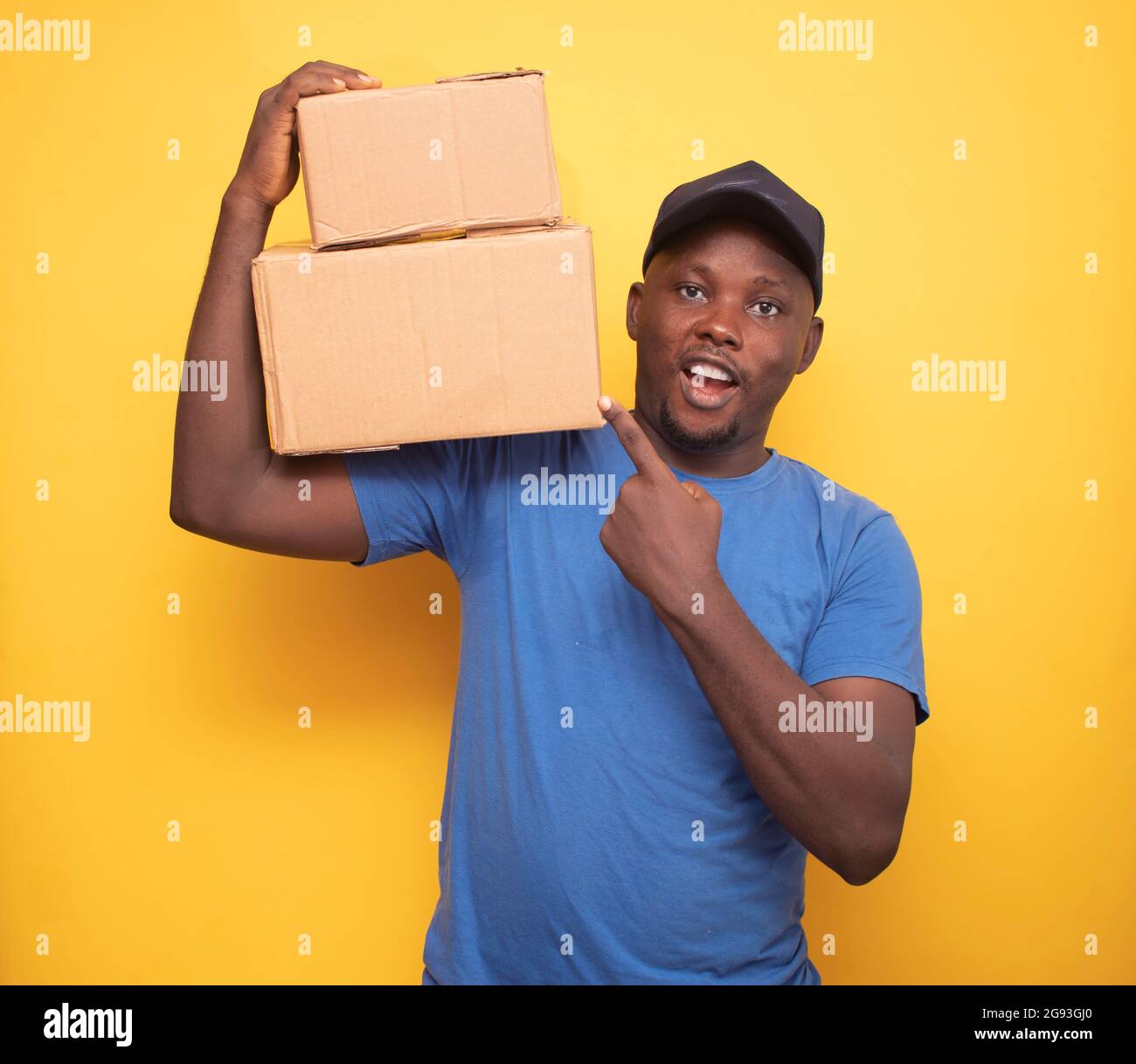 Happy delivery man with box Stock Photo - Alamy
