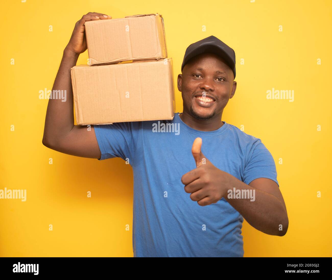 Happy african delivery man with box Stock Photo - Alamy