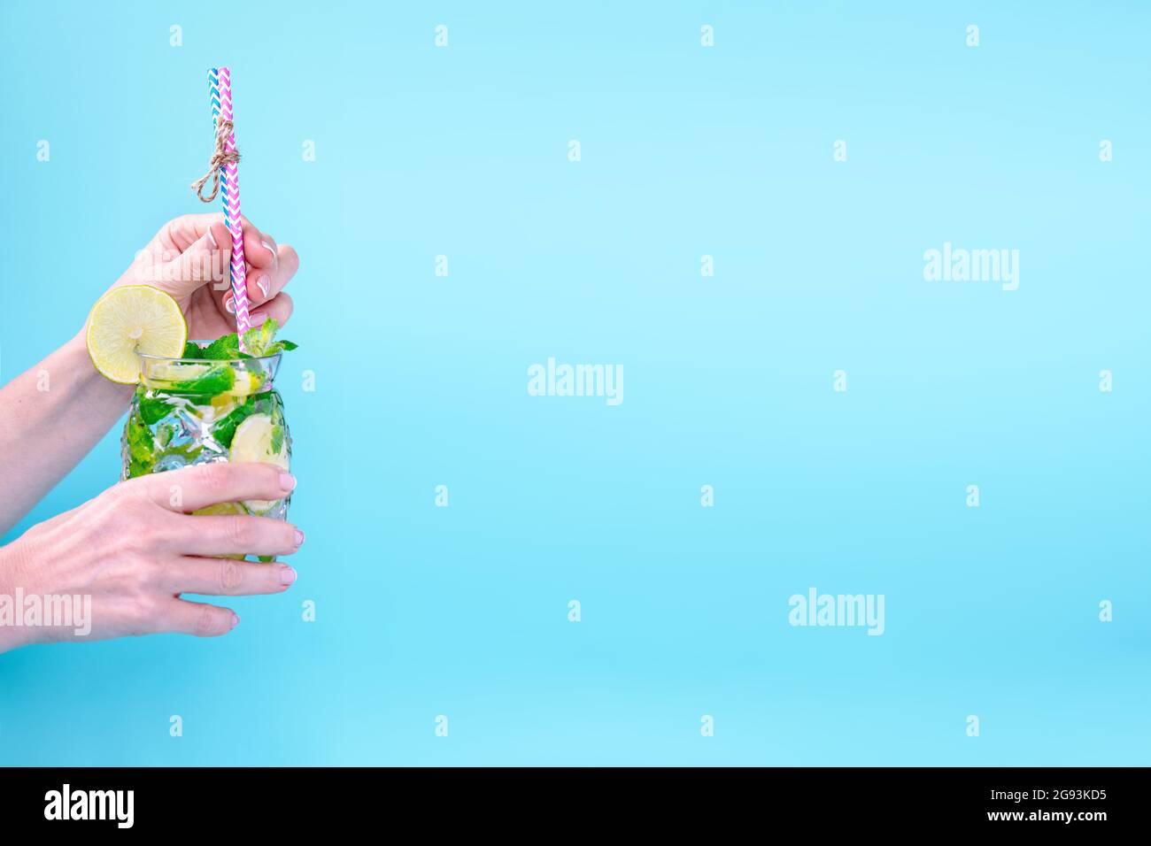 Hand holding refreshing mojito hi-res stock photography and images - Alamy