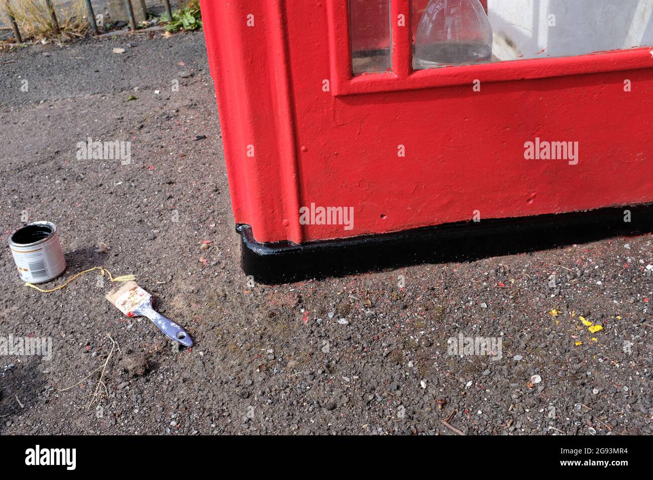 May 2021 - Repainting an old British telephone box, the finishing ...